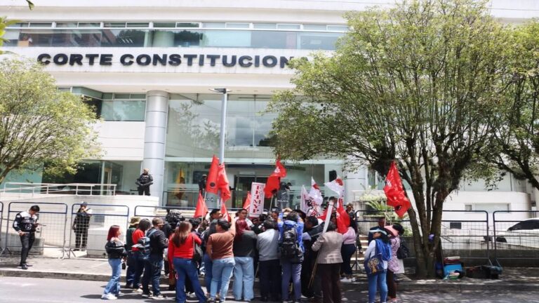 Corte Constitucional de Ecuador falla contra leyes de Noboa