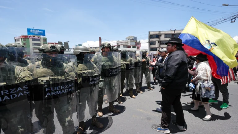 Paro indígena en Ecuador cumple una semana con más bloqueos y represión policial - teleSUR