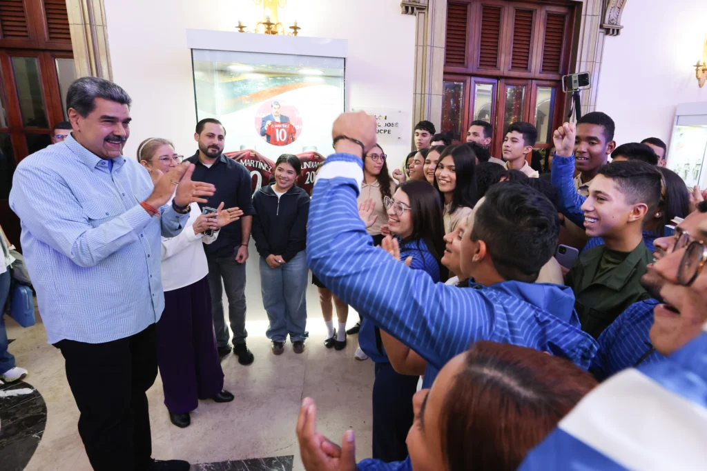 Presidente Maduro instala el primer Consejo de Gobierno Estudiantil